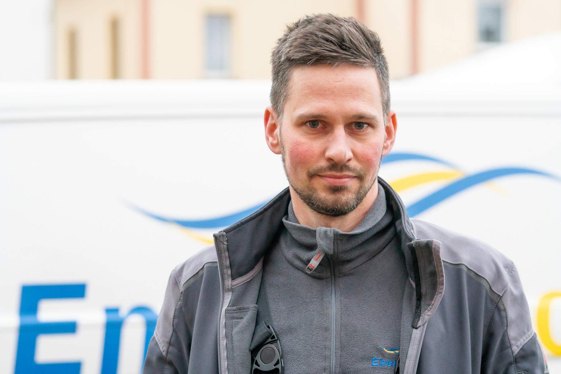 Junger Mann im Technik Flow